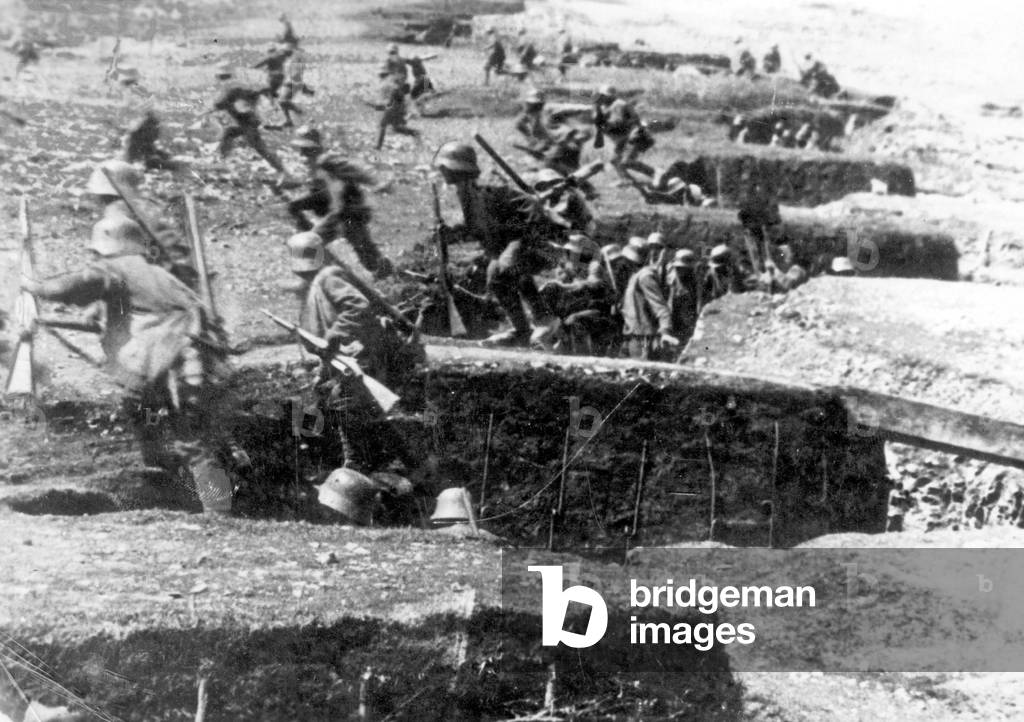 Image of Austro-Hungarian soldiers attack on the Italian front, 1917 (b ...