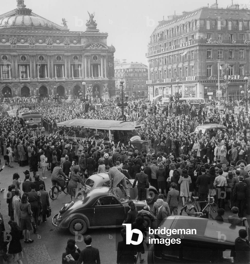 Image of The French Population Welcoming The Prisoners in Paris, in 1945