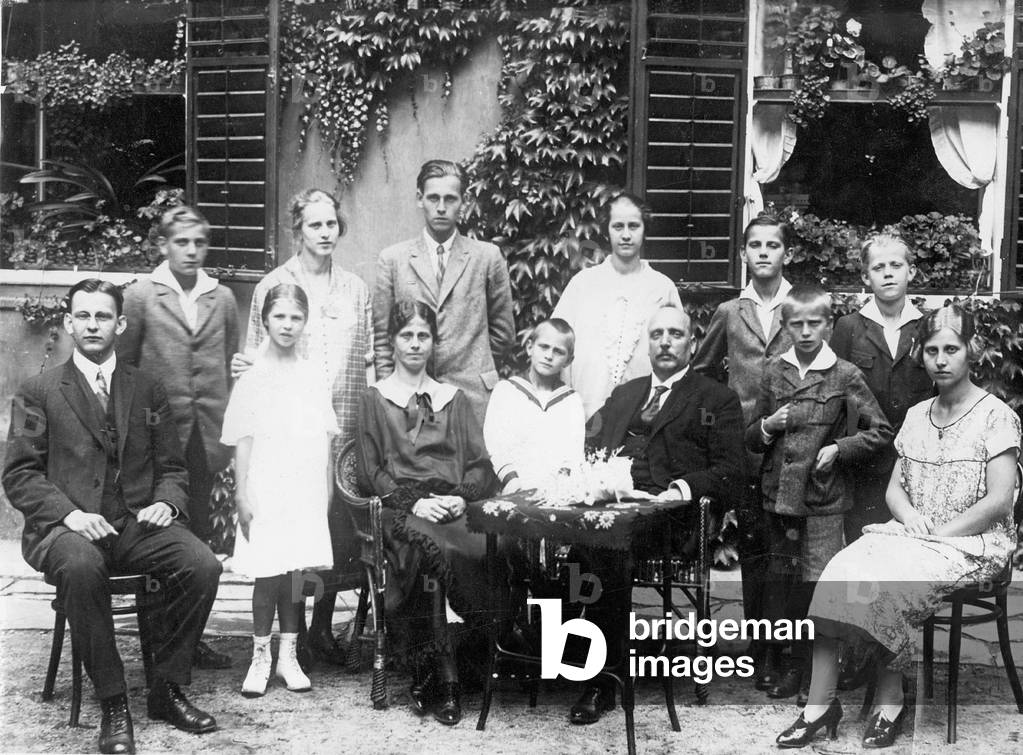 Image of The big family of the Austrian President Miklas, 1928 (b/w