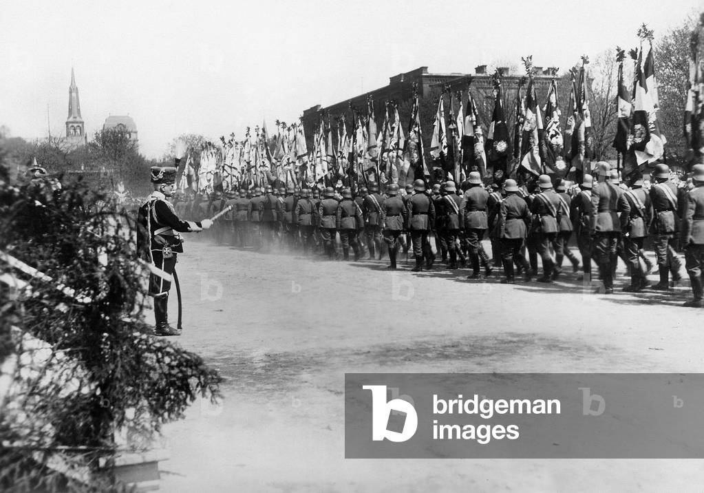 Image of August von Mackensen at a military parade, 1928 (b/w photo)