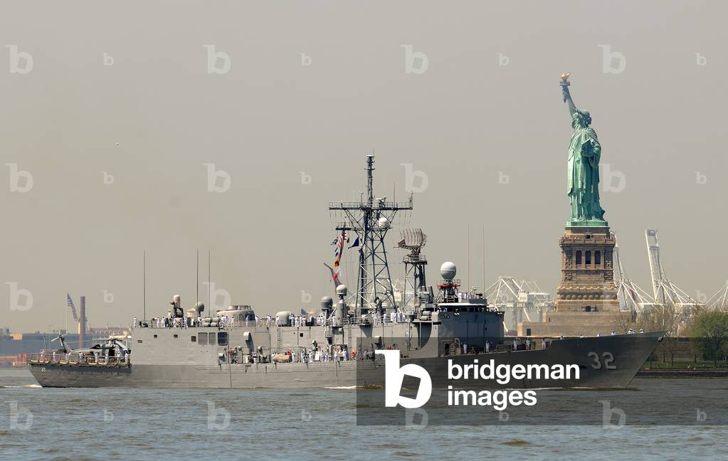 Image of USS John L Hall passes the Statue of Liberty during