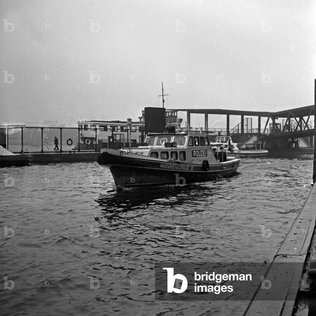 Image of Coverage about the work of the water police at Hamburg,
