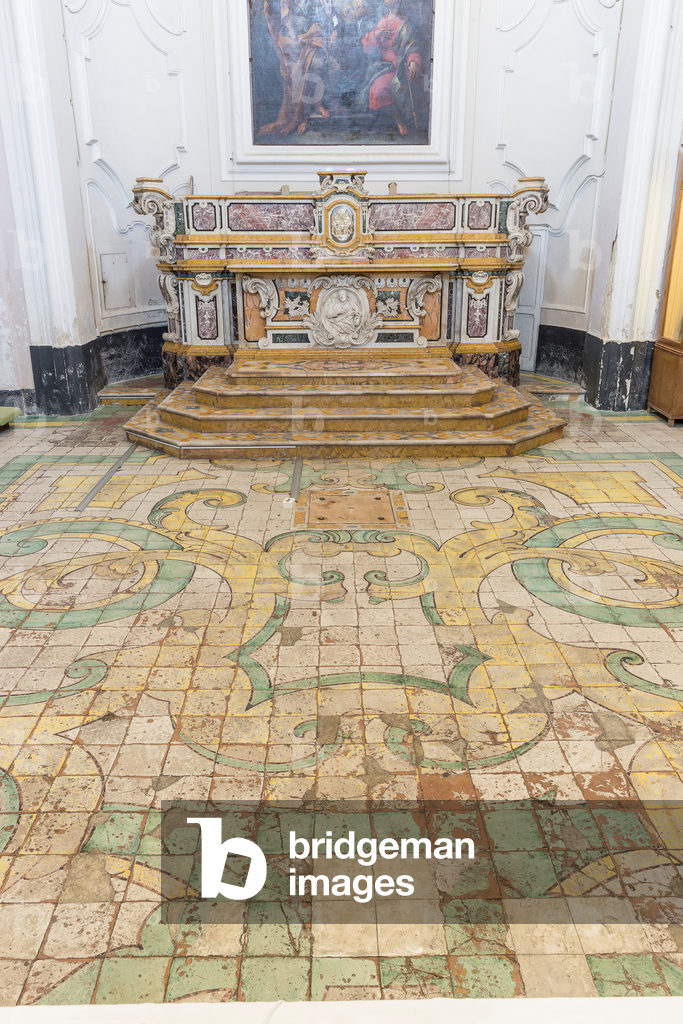 Image of Flooring with high altar (photo)