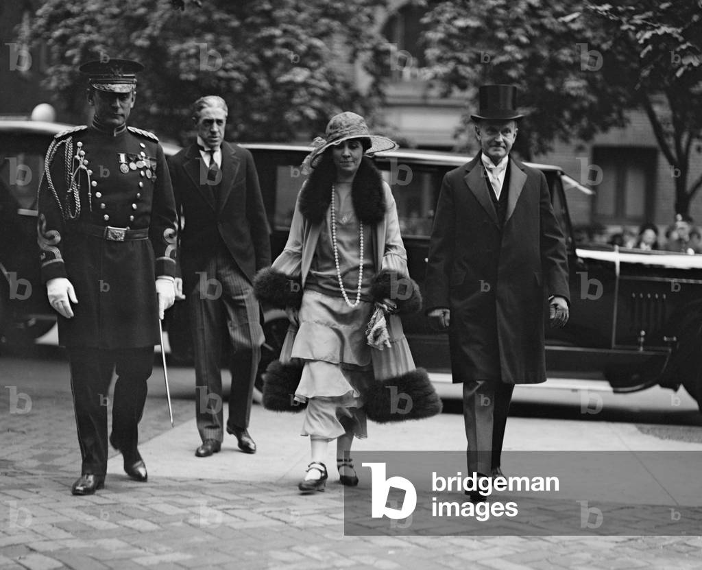 Image of President Calvin Coolidge and First Lady Grace Coolidge arrive at
