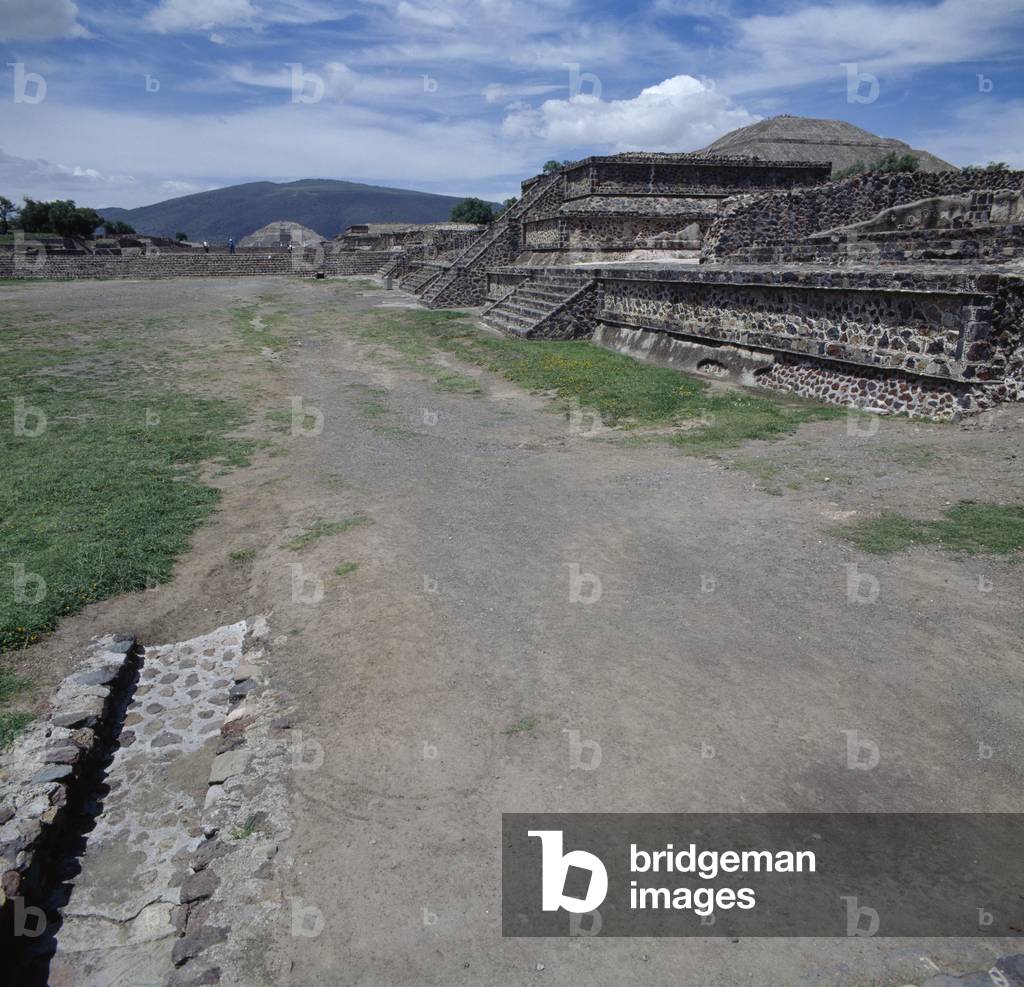 Image of Temples on Avenue of Dead, talud-tablero pyramidal structure ...