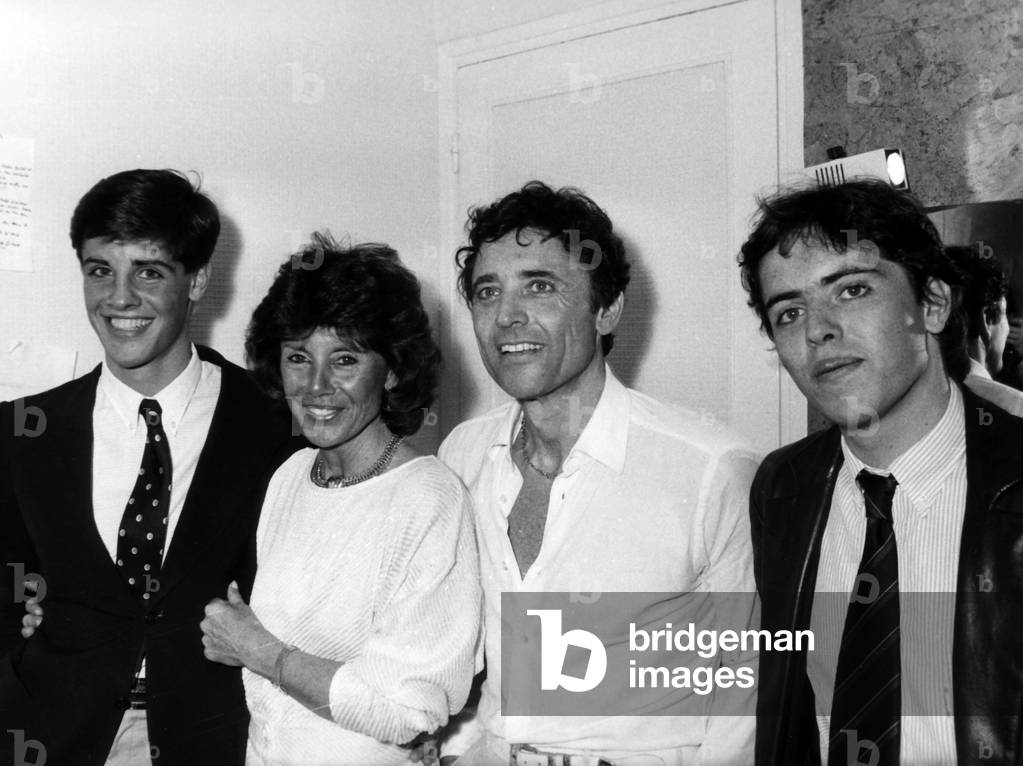 Image of Sacha Distel With his Wife Francine Breaud and Their Two