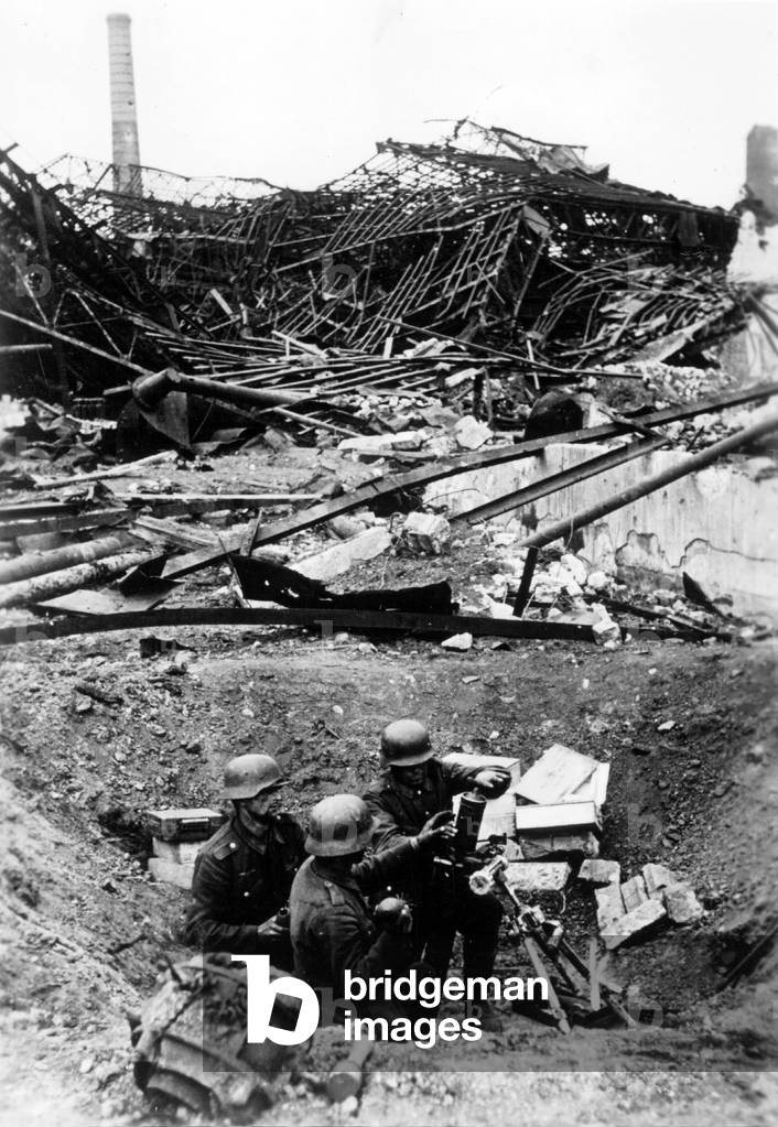Image of German soldiers with grenade launchers in Stalingrad, 1942 (b ...