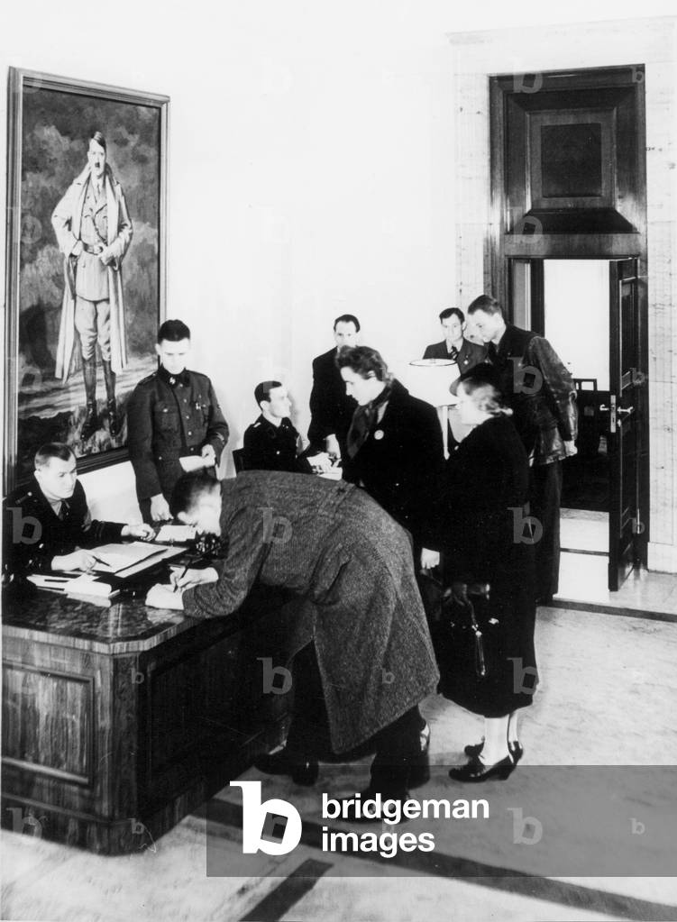 Image of Guards of the SS Bodyguard Regiment 'Adolf Hitler' with visitors