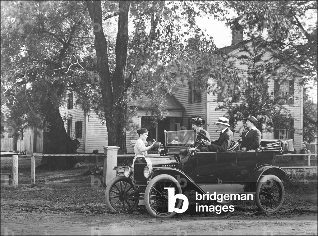 Image of Ford Model T car, United States, 1908 (b/w photo)
