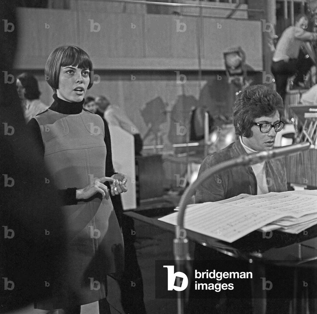 Image of French singer Mireille Mathieu doing rehearsals for a concert at