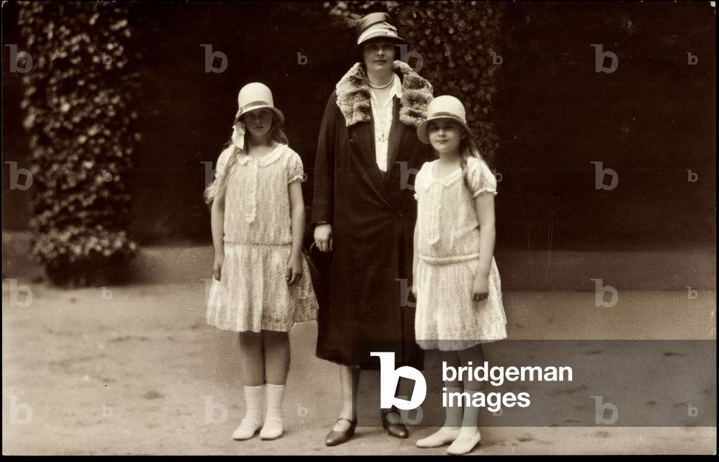 Image of Ak Crown Princess Cecilie with her daughters Cecilie and ...
