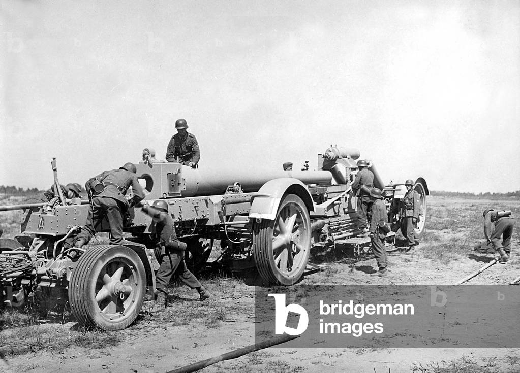 Image of 21cm mortar is made ready to fire (b/w photo)