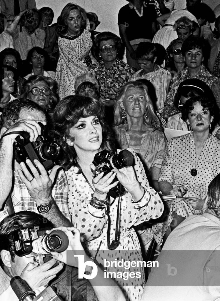 Image of Gina Lollobrigida photographs the Cardin collection show, Jul ...