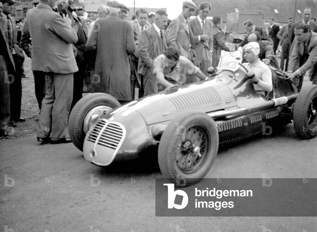 Image of Alberto Ascari in a maserati 4clt being pushed in the
