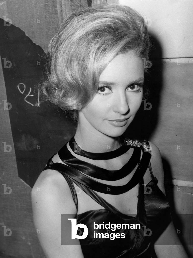 Image of Yori Bertin plays a light girl in The Living Good