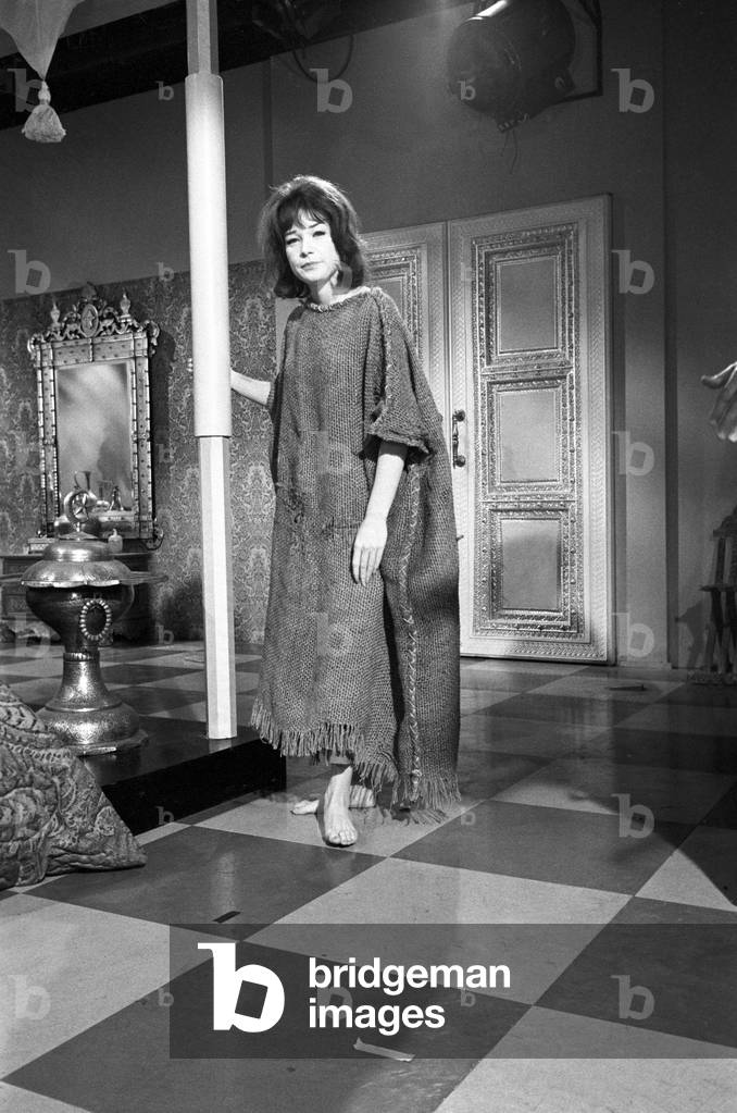 Image of Shirley MacLaine on the set of the film 'John Goldfarb,