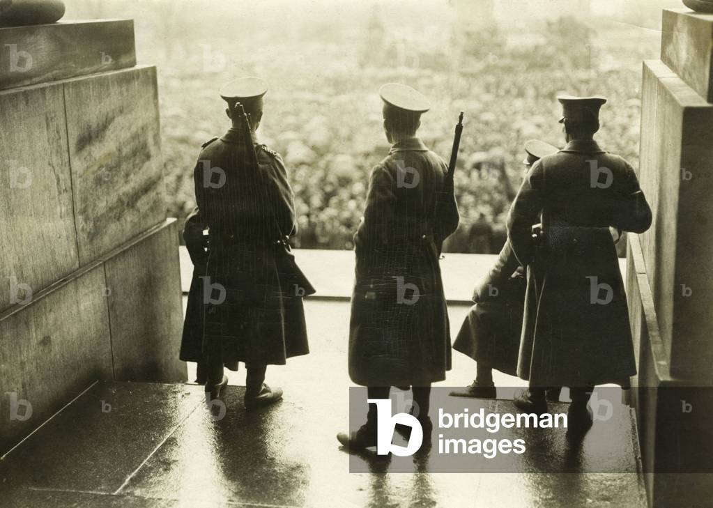 Image of The military protects the Reichstag during the consultations ...