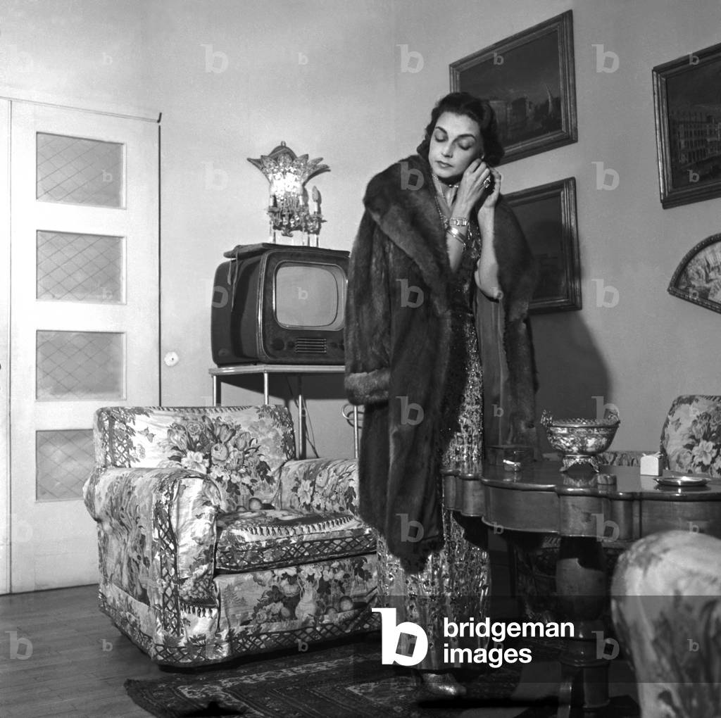 Image of Milanese noblewomen making final touches at home before the La ...