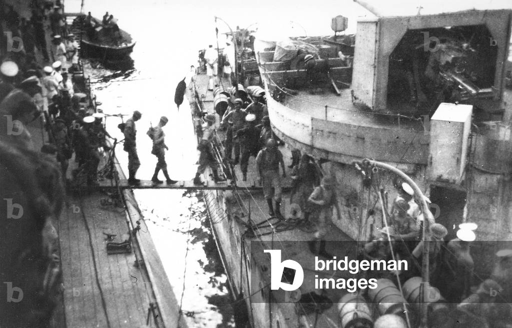 Image of Royal Marines transfer from HMS Ramillies to HMS Anthony ready