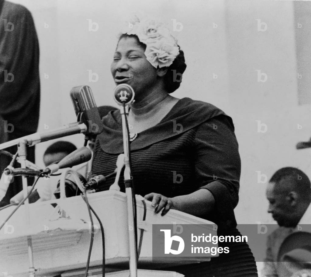 Image of Mahalia Jackson singing from the Lincoln Memorial, 1957 (b/w ...