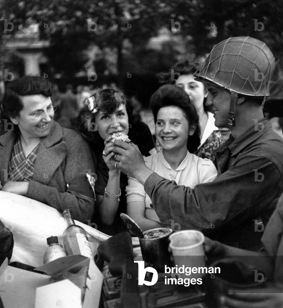 Image of Liberation of Paris, August 1944 : Young Women Frenchand American