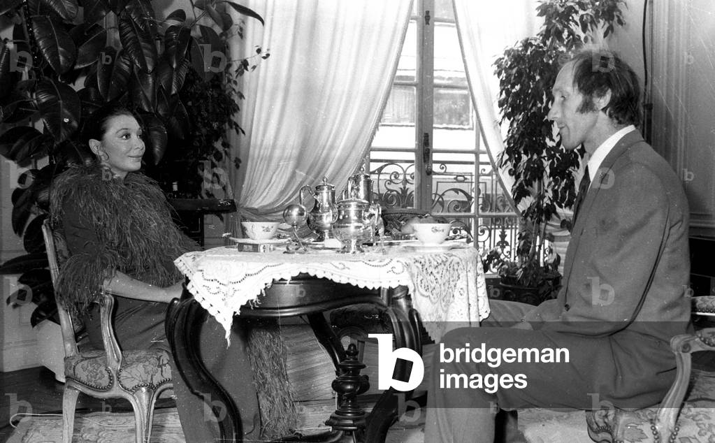 Image of Juliette Greco and Rufus on the set of the film