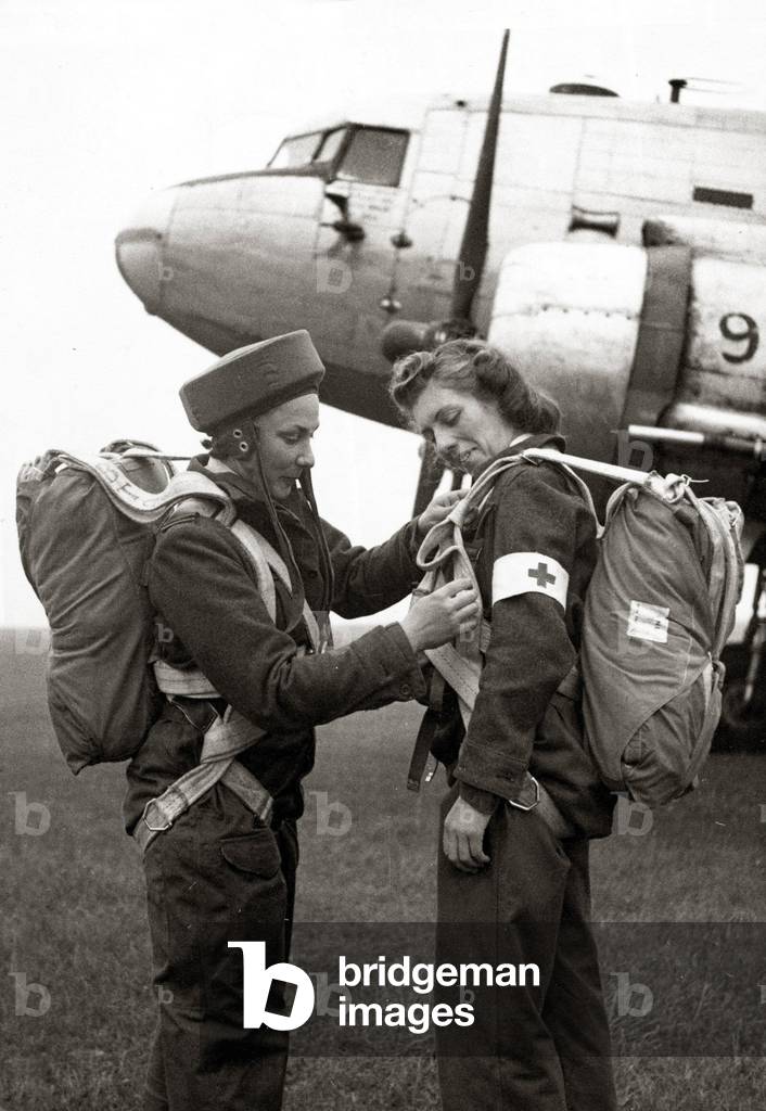 Image of Two members of the Flying Sisters, a new airborne British