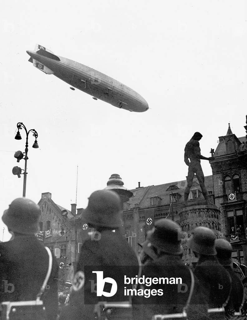 Image of The airship 'Graf Zeppelin' ('LZ 130') above Liberec, 1938 (b/w
