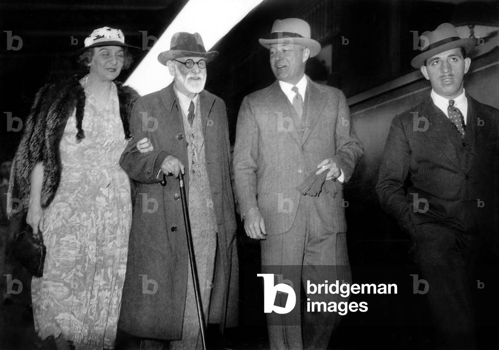 Image of Sigmund Freud Welcomed in Paris East'S Station By Princess Marie