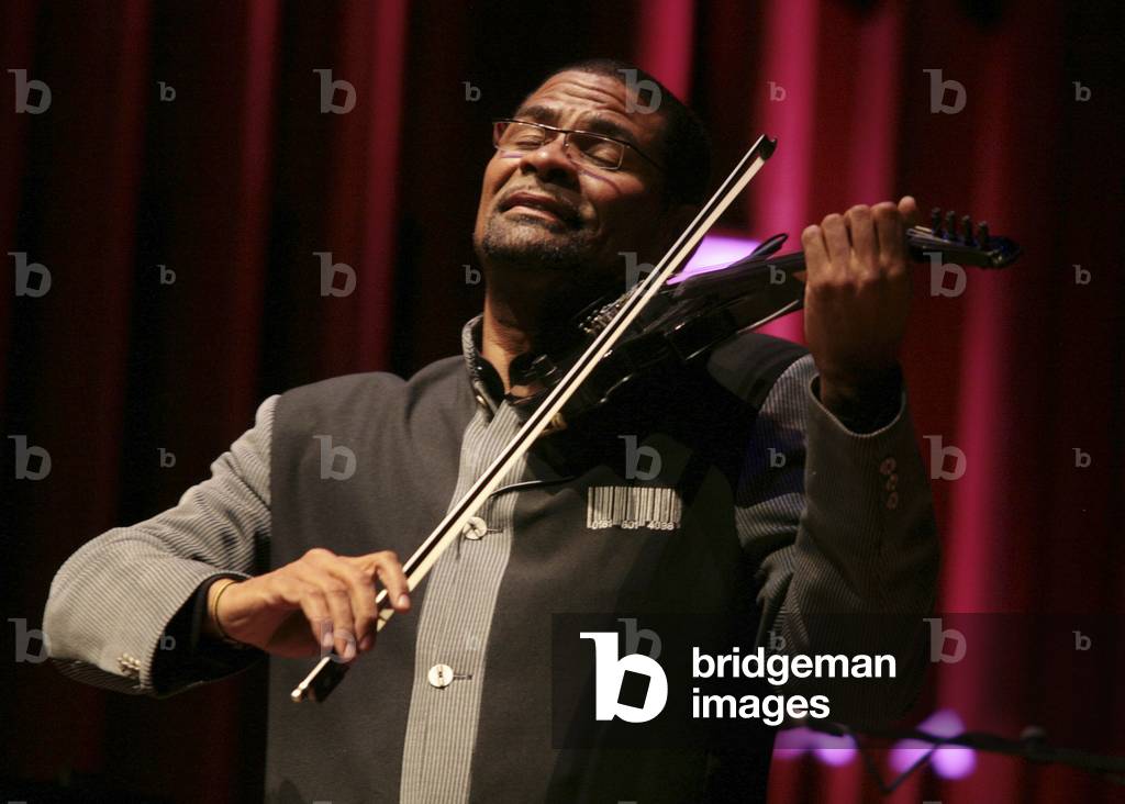 Image of Omar Puente playing violin at Afro-Cuban Fiesta