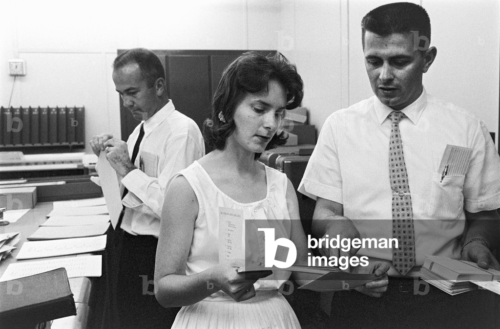 Image of Computer operator Don Murray working with IBM early digital ...