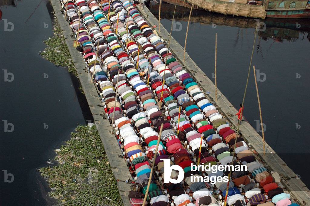 Image of Muslims praying