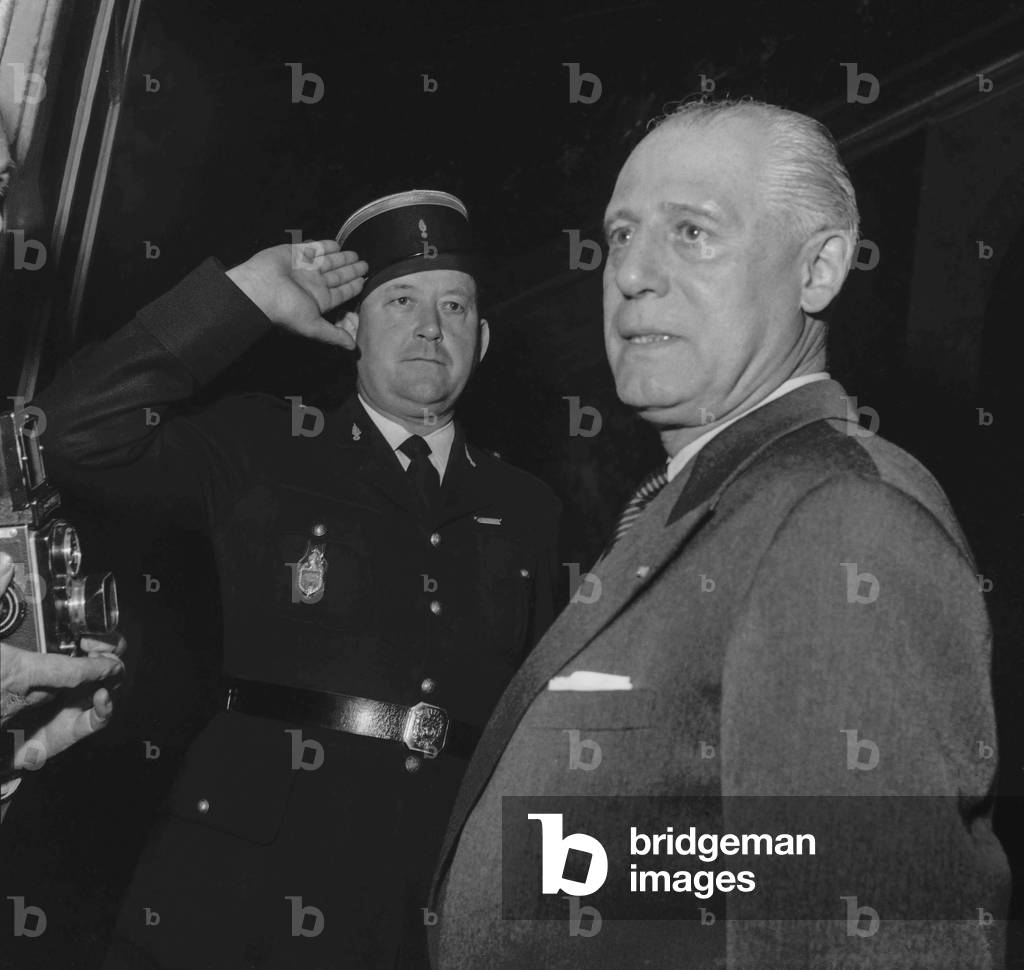 Image of Algerian war : French general Raoul Salan leaving Matignon Hotel