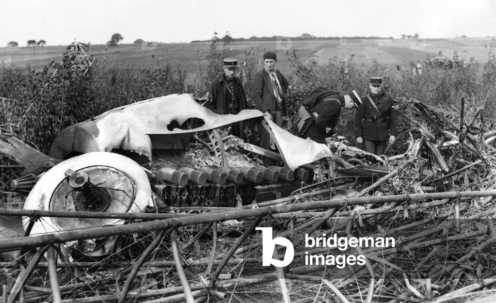 Image of The R101, the largest airship in the world, crashed into