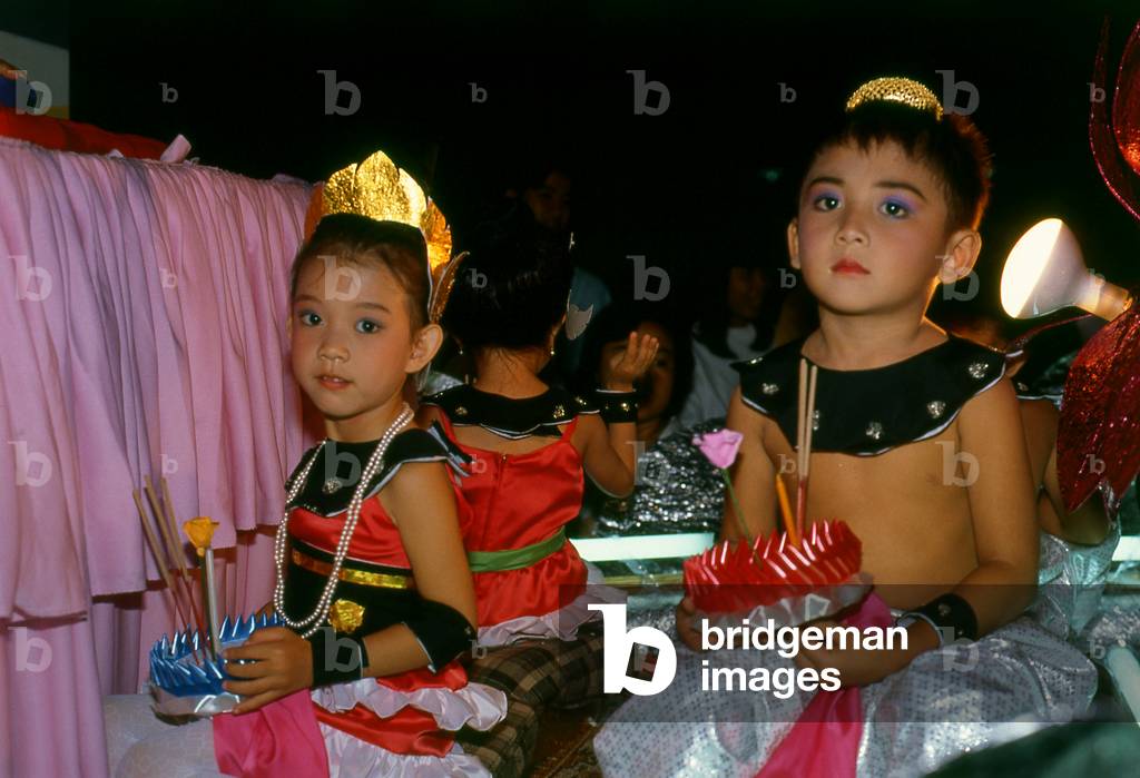 Thailand: Children ready to float their krathongs, Loy Krathong ...