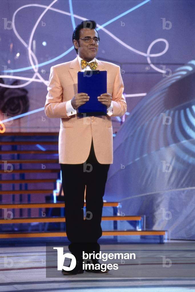 Image of Teo Teocoli presenting the TV variery show Il boom, Italy