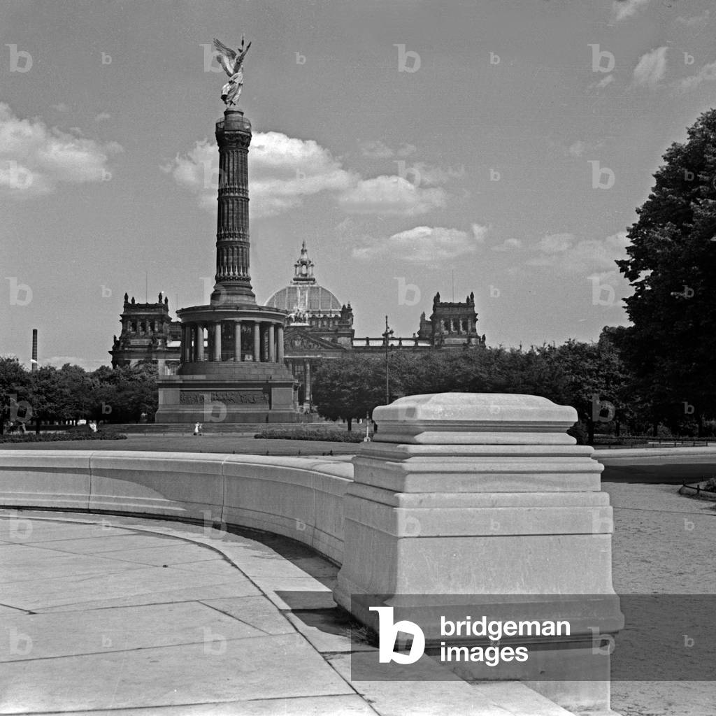 Image of The Berlin Victor Column and the Reichstag, Germany 1930s (b/w