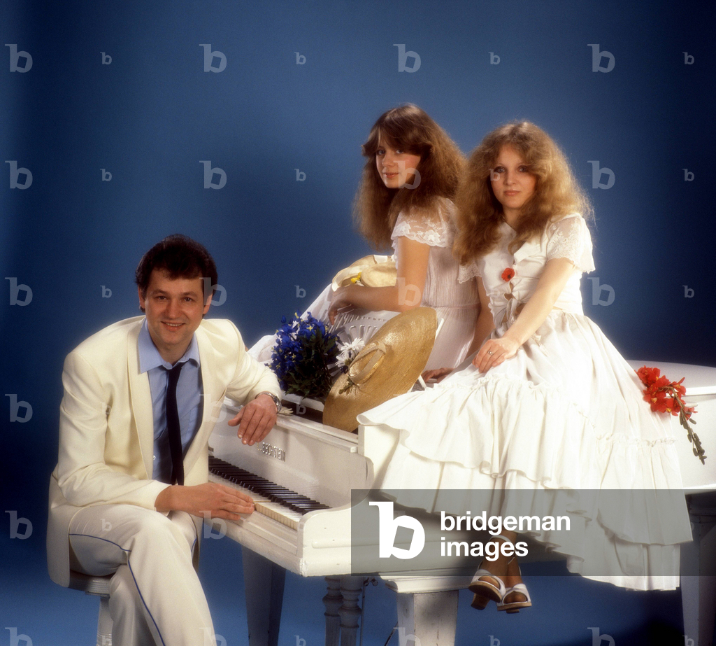Image of Singer Gerd-Christian (GDR) with young women at the grand piano,