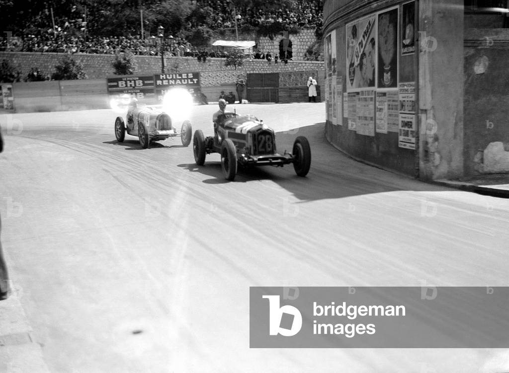 Image of Tazio Nuvolari in the alfa leads Achille Varzi in the