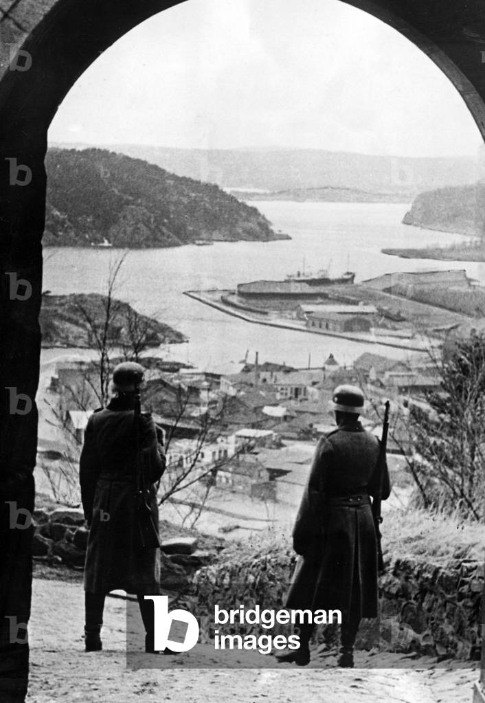 Image of German soldiers on a captured norwegian fortress, 1940 (b/w