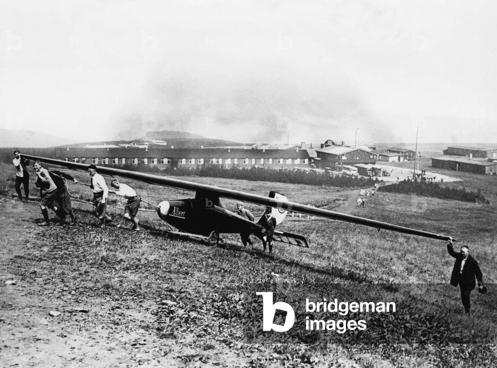 Image of Transport of a glider at the Wasserkuppe, 1929 (b/w