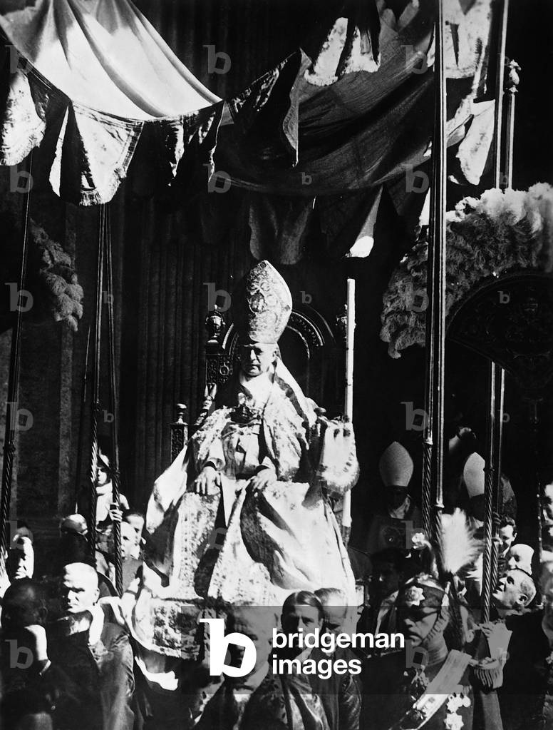 Image of Pope Pius XI. in his portable throne, 1930 (b/w photo)
