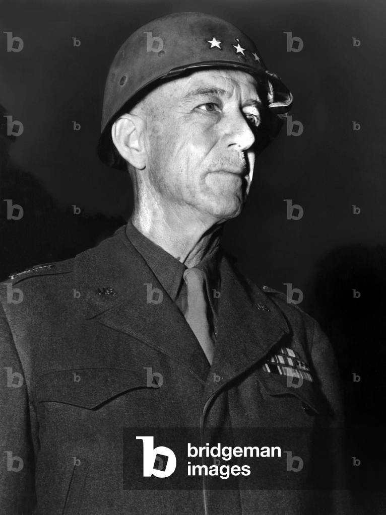 Image of général Courtney H. Hodges, commandant de la 1ère armée américaine
