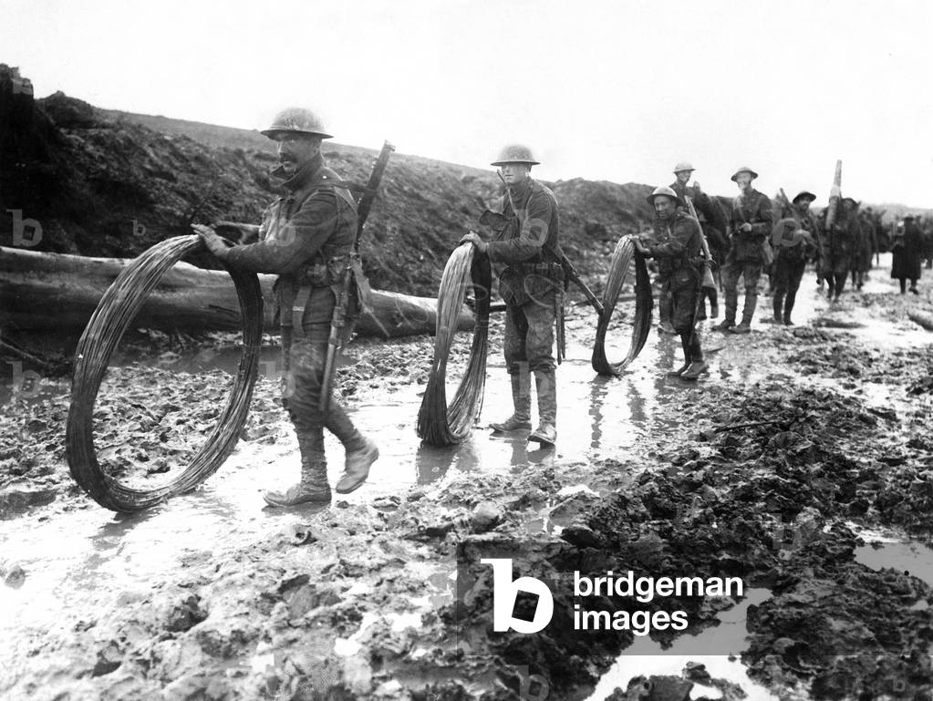 Image of canadian soldiers bringing equipement in the trenches during ...