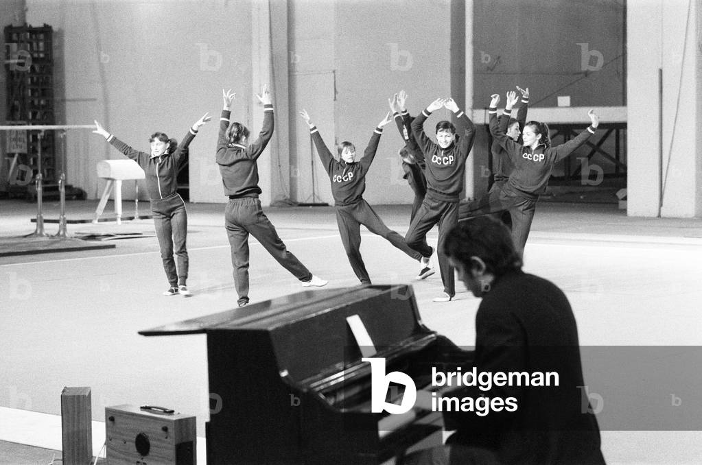 Image of Olga Korbut and other members of the Soviet Union Gymnastics