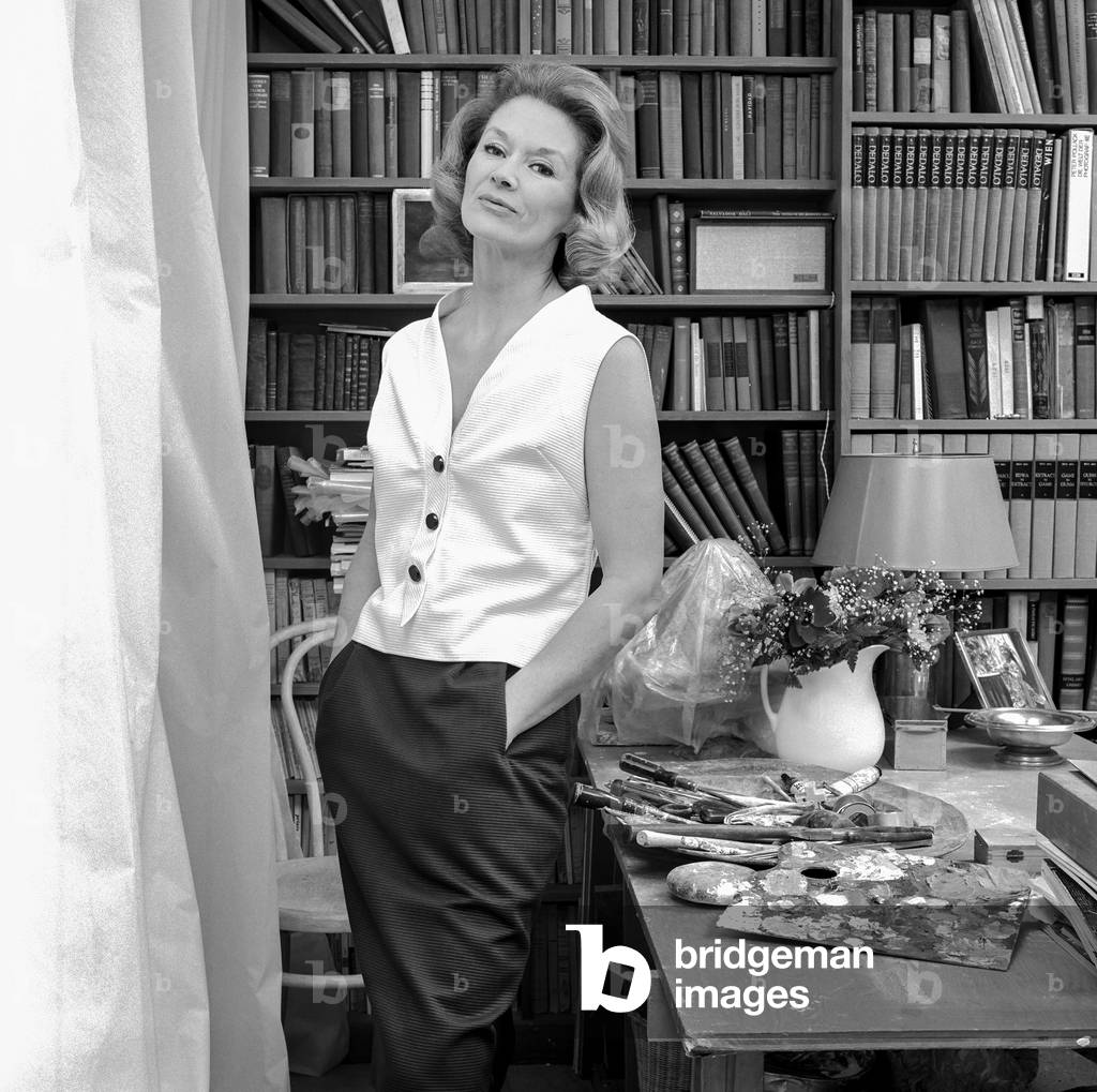Image of Lisa Fonssagrives in Tony Vaccaro's penthouse library, New ...