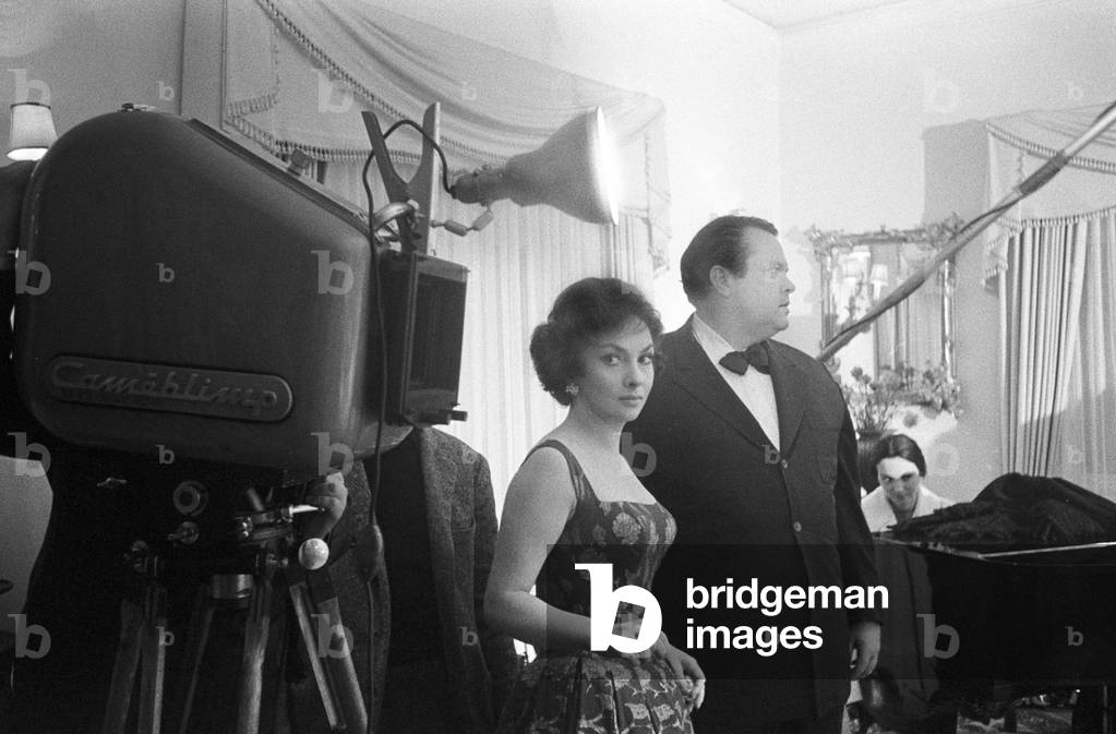 Image of Orson Welles interviewing Gina Lollobrigida, Italy, 1958 (b/w ...