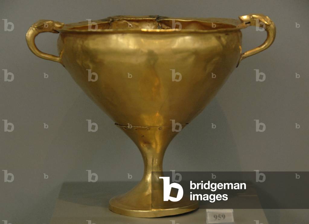 Image of Mycenaean art. Treasury of the Acropolis of Mycenae. Golden cup.