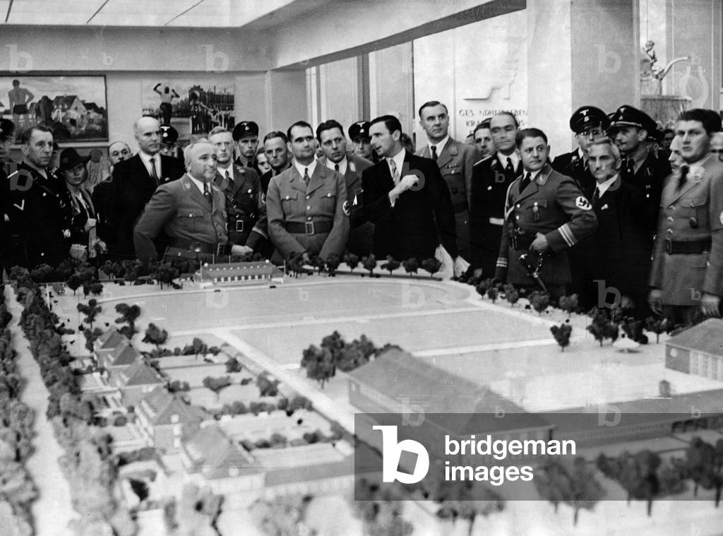 Image of Robert Ley and Rudolf Hess at the exhibition "Gesundes Leben