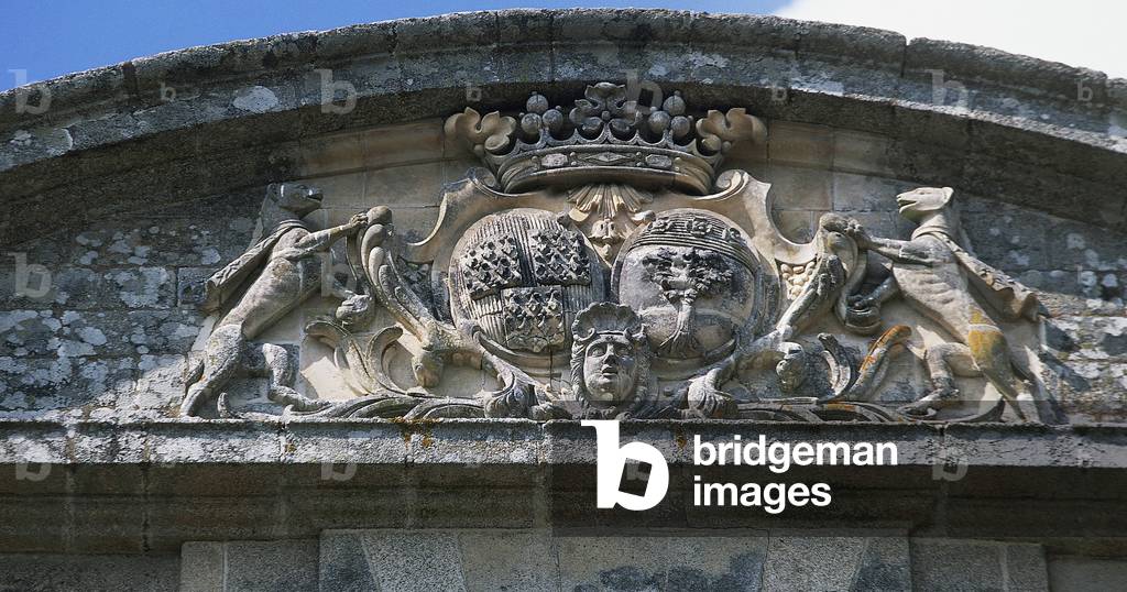 Image of Castle of Loyat (18th century), Coat of arms in semicircular